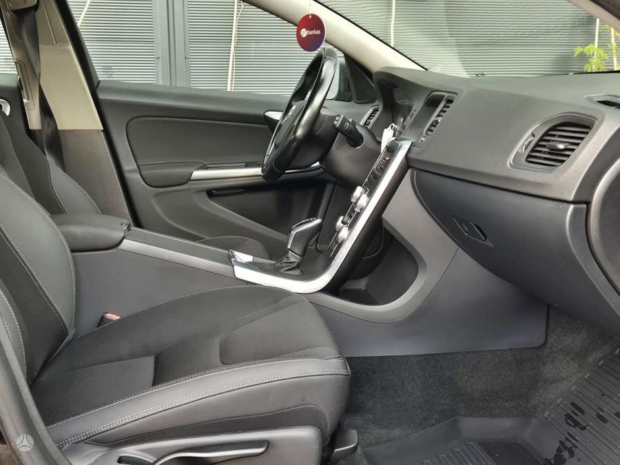 Melns Volvo V60 2014 Viļņa, ar dzinēja tilpumu 1.98 L un nobraukumu 266 tūkst. km par 7700 €, foto 10 vietnē AUTOMOTO.COM.LV