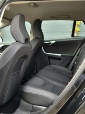 Melns Volvo V60 2014 Viļņa, ar dzinēja tilpumu 1.98 L un nobraukumu 266 tūkst. km par 7700 €, foto 11 vietnē AUTOMOTO.COM.LV
