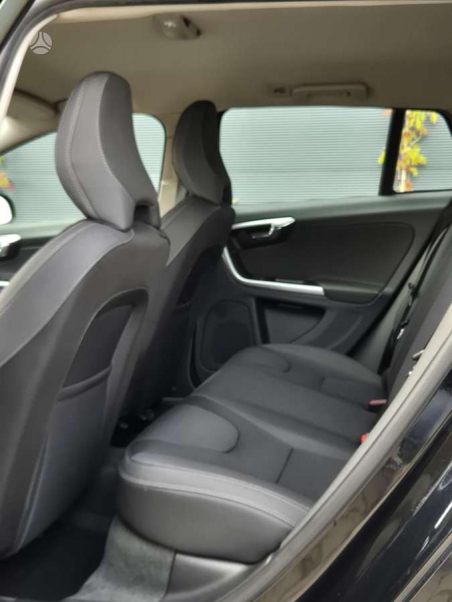 Melns Volvo V60 2014 Viļņa, ar dzinēja tilpumu 1.98 L un nobraukumu 266 tūkst. km par 7700 €, foto 11 vietnē AUTOMOTO.COM.LV