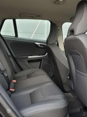 Melns Volvo V60 2014 Viļņa, ar dzinēja tilpumu 1.98 L un nobraukumu 266 tūkst. km par 7700 €, foto 12 vietnē AUTOMOTO.COM.LV