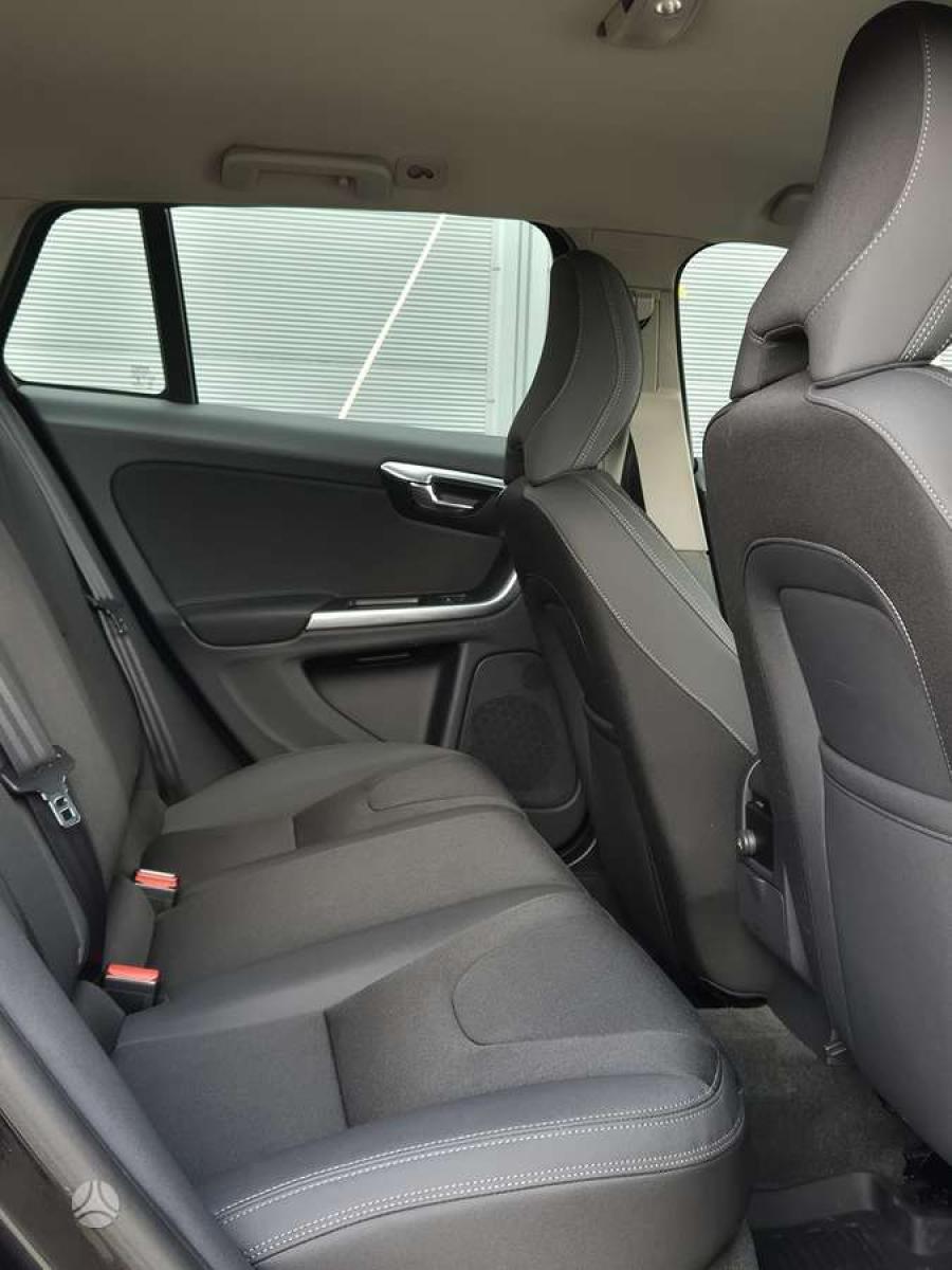 Melns Volvo V60 2014 Viļņa, ar dzinēja tilpumu 1.98 L un nobraukumu 266 tūkst. km par 7700 €, foto 12 vietnē AUTOMOTO.COM.LV