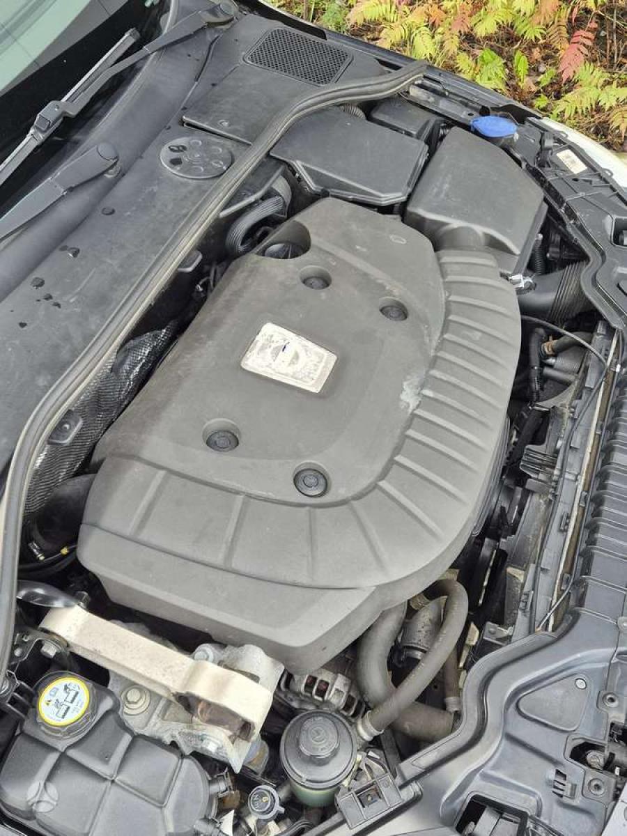 Melns Volvo V60 2014 Viļņa, ar dzinēja tilpumu 1.98 L un nobraukumu 266 tūkst. km par 7700 €, foto 13 vietnē AUTOMOTO.COM.LV
