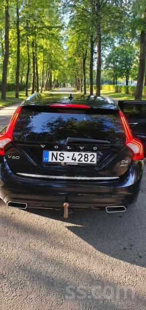 Melns Volvo V60 2014 Rīga, ar dzinēja tilpumu 2.40 L un nobraukumu 275 tūkst. km par 5600 €, foto 3 vietnē AUTOMOTO.COM.LV