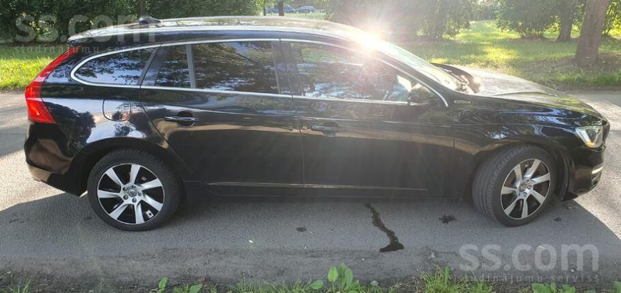 Melns Volvo V60 2014 Rīga, ar dzinēja tilpumu 2.40 L un nobraukumu 275 tūkst. km par 5600 €, foto 4 vietnē AUTOMOTO.COM.LV