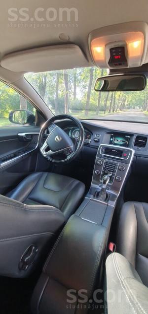 Melns Volvo V60 2014 Rīga, ar dzinēja tilpumu 2.40 L un nobraukumu 275 tūkst. km par 5600 €, foto 8 vietnē AUTOMOTO.COM.LV