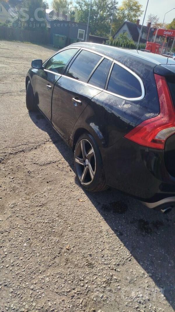 Melns Volvo V60 2014 Valka, ar dzinēja tilpumu 1.60 L un nobraukumu 307 tūkst. km par 6800 €, foto 5 vietnē AUTOMOTO.COM.LV