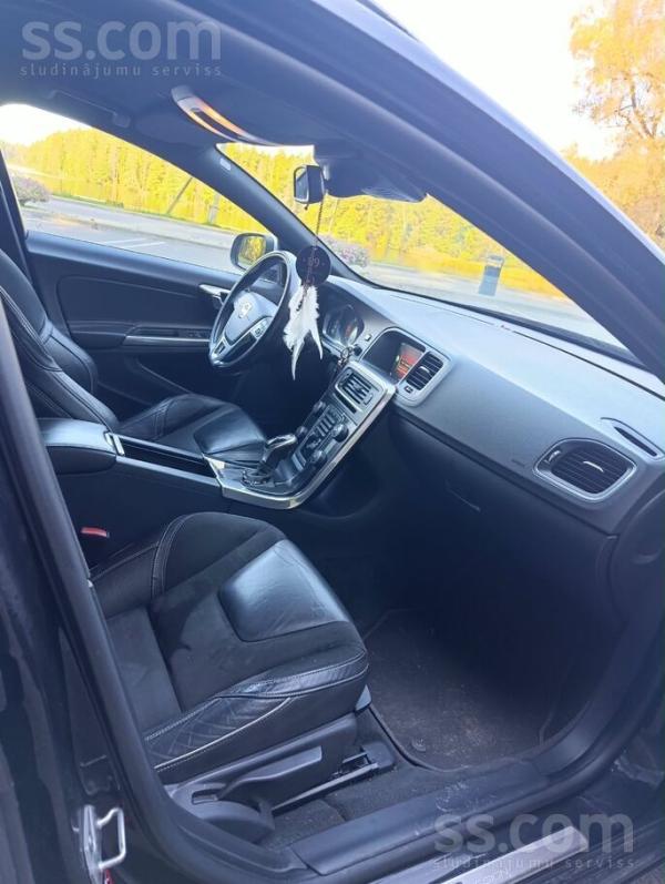 Melns Volvo V60 2014 Valka, ar dzinēja tilpumu 1.60 L un nobraukumu 307 tūkst. km par 6800 €, foto 9 vietnē AUTOMOTO.COM.LV