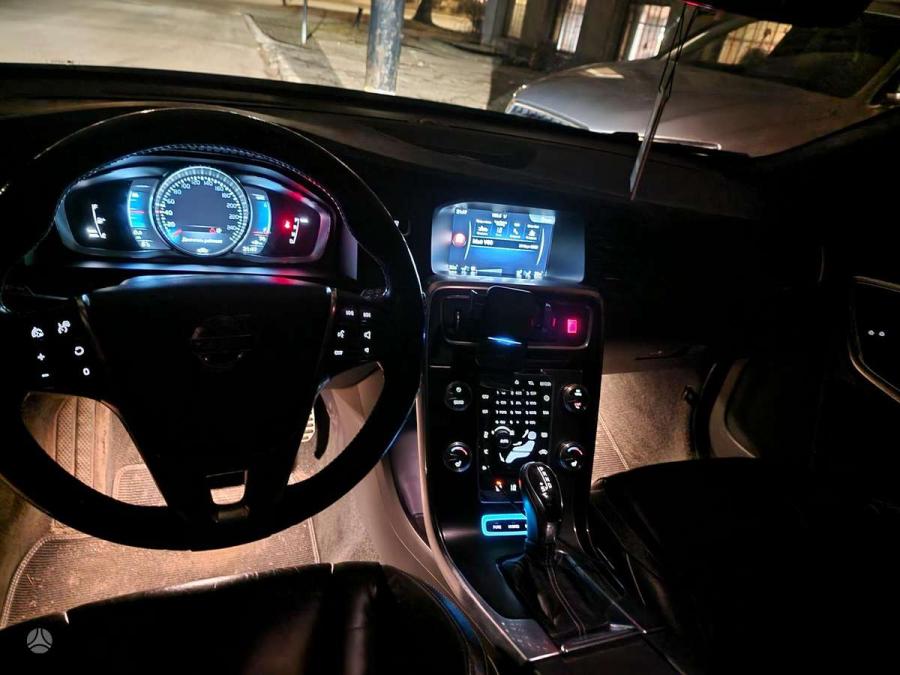Черный Вольво B60 2014 в Вильнюс, объемом двигателя 2.40 л и пробегом 258 тыс. км за 8350 €, фото 12 на AUTOMOTO.COM.LV