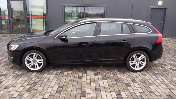 Black Volvo V60 2015 in Siauliai, with an engine capacity of 2.50 L and mileage of 381 thousand km for 7400 €, photo 11 on AUTOMOTO.COM.LV
