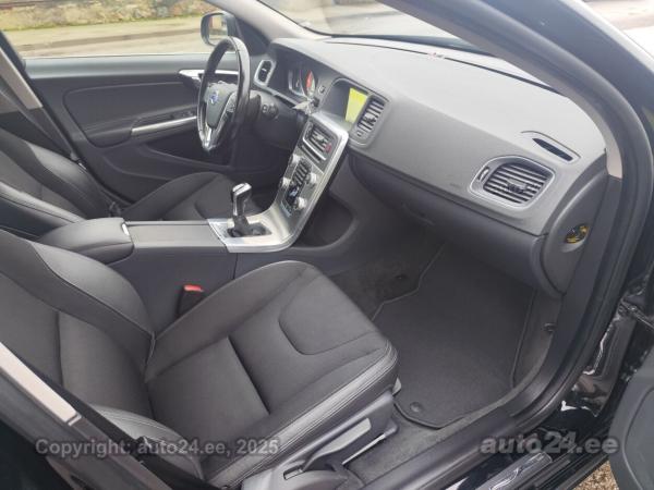 Melns Volvo V60 2015 Paide, ar dzinēja tilpumu 2.00 L un nobraukumu 234 tūkst. km par 7990 €, foto 11 vietnē AUTOMOTO.COM.LV