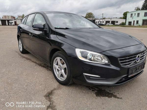 Black Volvo V60 2015 in Prienai, with an engine capacity of 1.98 L and mileage of 271 thousand km for 5999 €, photo 3 on AUTOMOTO.COM.LV