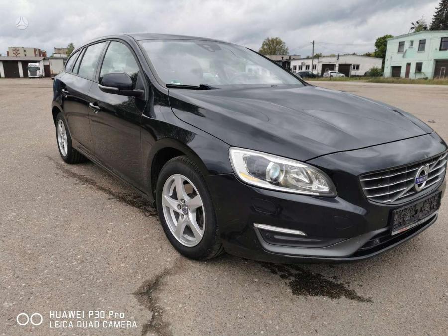 Black Volvo V60 2015 in Prienai, with an engine capacity of 1.98 L and mileage of 271 thousand km for 5999 €, photo 3 on AUTOMOTO.COM.LV
