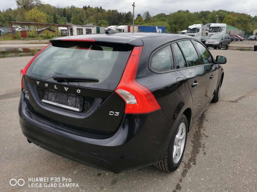 Black Volvo V60 2015 in Prienai, with an engine capacity of 1.98 L and mileage of 271 thousand km for 5999 €, photo 4 on AUTOMOTO.COM.LV