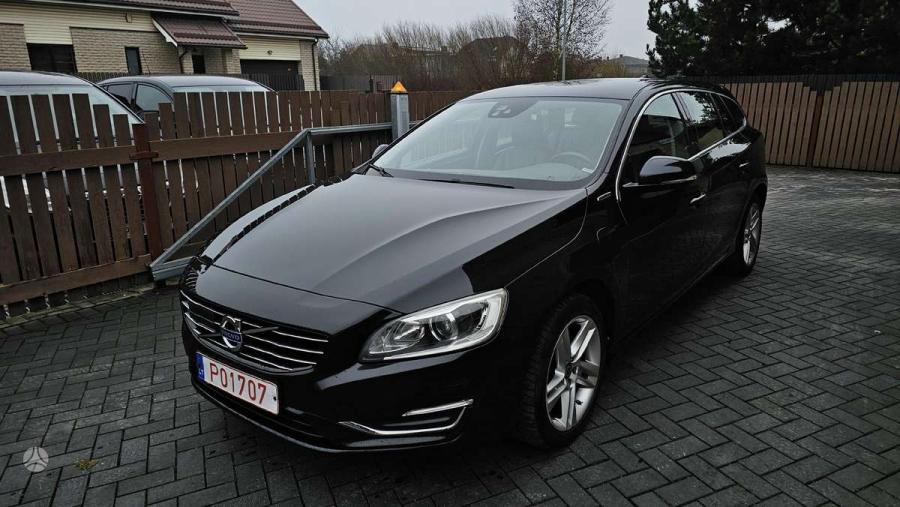 Black Volvo V60 2015 in Panevezys, with an engine capacity of 2.40 L and mileage of 252 thousand km for 7999 €, photo 1 on AUTOMOTO.COM.LV