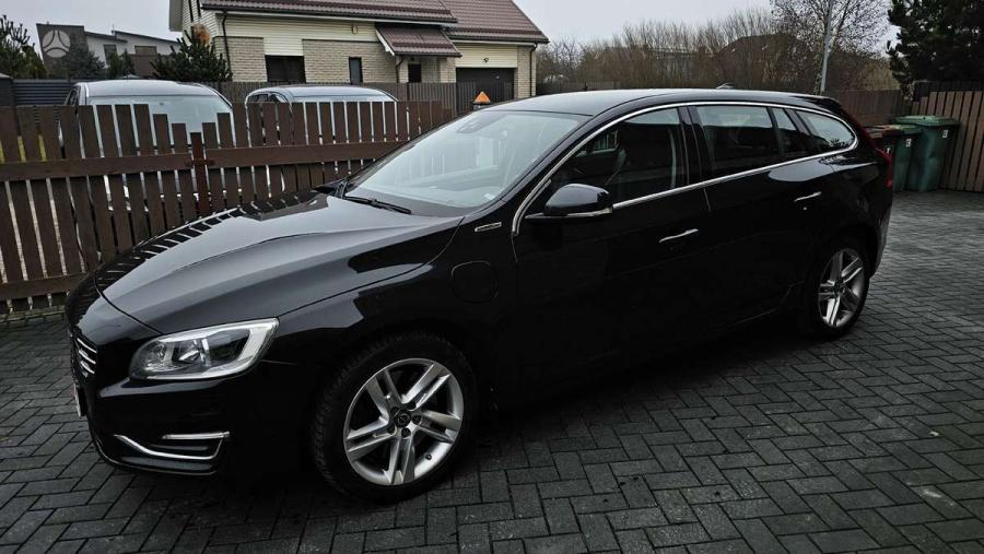 Black Volvo V60 2015 in Panevezys, with an engine capacity of 2.40 L and mileage of 252 thousand km for 7999 €, photo 2 on AUTOMOTO.COM.LV