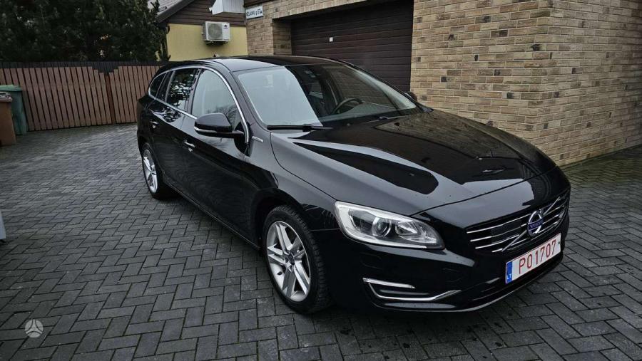 Black Volvo V60 2015 in Panevezys, with an engine capacity of 2.40 L and mileage of 252 thousand km for 7999 €, photo 4 on AUTOMOTO.COM.LV