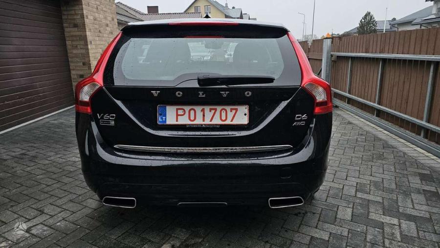 Black Volvo V60 2015 in Panevezys, with an engine capacity of 2.40 L and mileage of 252 thousand km for 7999 €, photo 6 on AUTOMOTO.COM.LV