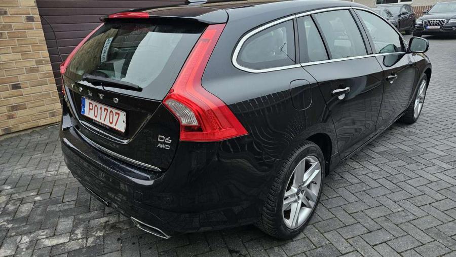 Black Volvo V60 2015 in Panevezys, with an engine capacity of 2.40 L and mileage of 252 thousand km for 7999 €, photo 7 on AUTOMOTO.COM.LV