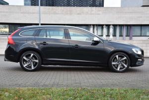 Black Volvo V60 2015 in Vilnius, with an engine capacity of 2.40 L and mileage of 262 thousand km for 7500 €, photo 3 on AUTOMOTO.COM.LV