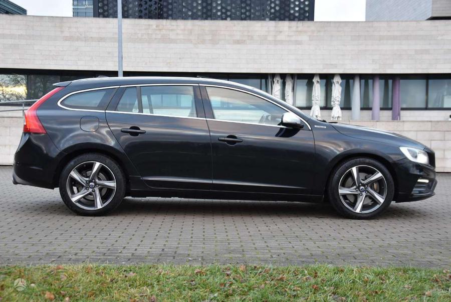Black Volvo V60 2015 in Vilnius, with an engine capacity of 2.40 L and mileage of 262 thousand km for 7500 €, photo 3 on AUTOMOTO.COM.LV
