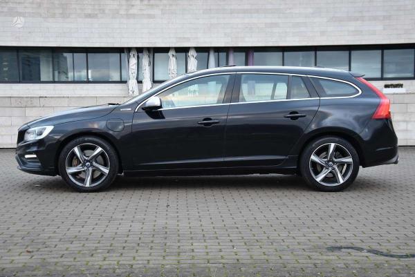 Black Volvo V60 2015 in Vilnius, with an engine capacity of 2.40 L and mileage of 262 thousand km for 7500 €, photo 4 on AUTOMOTO.COM.LV