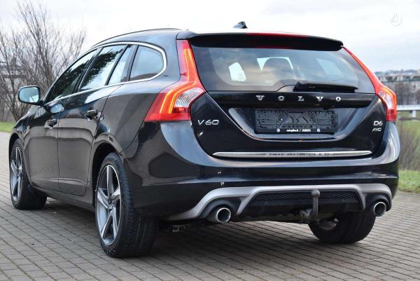 Black Volvo V60 2015 in Vilnius, with an engine capacity of 2.40 L and mileage of 262 thousand km for 7500 €, photo 8 on AUTOMOTO.COM.LV