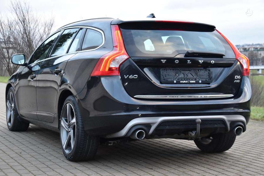 Black Volvo V60 2015 in Vilnius, with an engine capacity of 2.40 L and mileage of 262 thousand km for 7500 €, photo 8 on AUTOMOTO.COM.LV