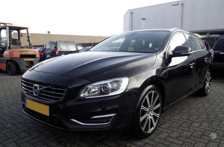 Black Volvo V60 2015 in Prienai, with an engine capacity of 2.40 L and mileage of 272 thousand km for 7700 €, photo 1 on AUTOMOTO.COM.LV