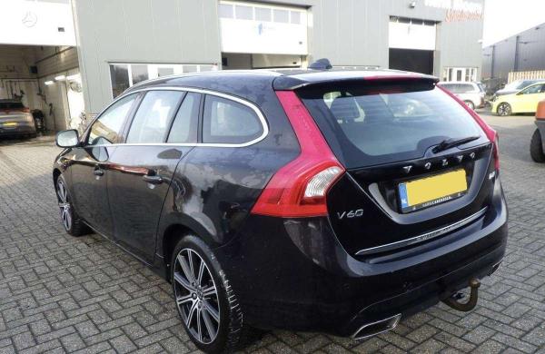 Black Volvo V60 2015 in Prienai, with an engine capacity of 2.40 L and mileage of 272 thousand km for 7700 €, photo 2 on AUTOMOTO.COM.LV