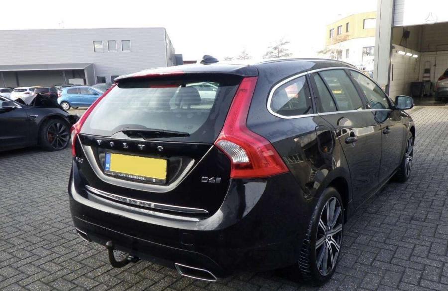 Black Volvo V60 2015 in Prienai, with an engine capacity of 2.40 L and mileage of 272 thousand km for 7700 €, photo 4 on AUTOMOTO.COM.LV