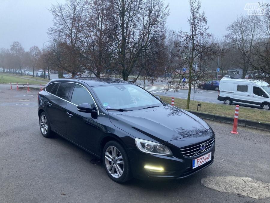 Melns Volvo V60 2015 Viļņa, ar dzinēja tilpumu 2.40 L un nobraukumu 352 tūkst. km par 5999 €, foto 1 vietnē AUTOMOTO.COM.LV