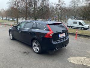 Melns Volvo V60 2015 Viļņa, ar dzinēja tilpumu 2.40 L un nobraukumu 352 tūkst. km par 5999 €, foto 3 vietnē AUTOMOTO.COM.LV