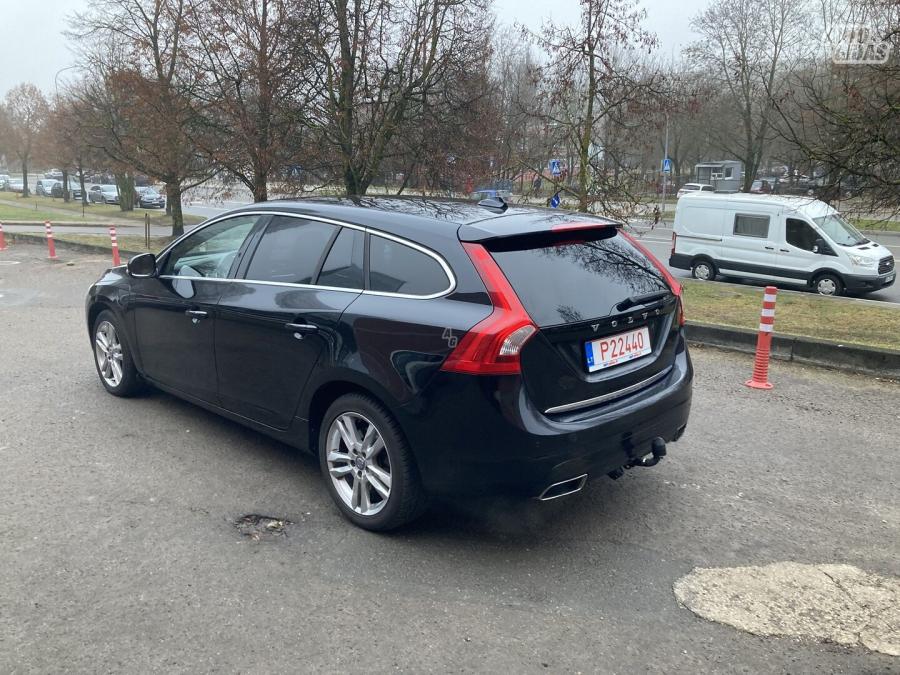 Melns Volvo V60 2015 Viļņa, ar dzinēja tilpumu 2.40 L un nobraukumu 352 tūkst. km par 5999 €, foto 3 vietnē AUTOMOTO.COM.LV