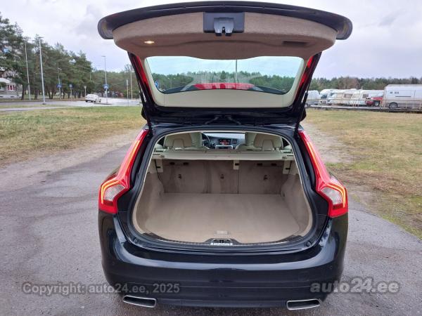 Black Volvo V60 2015 in Tallinn, with an engine capacity of 2.00 L and mileage of 203 thousand km for 7990 €, photo 10 on AUTOMOTO.COM.LV