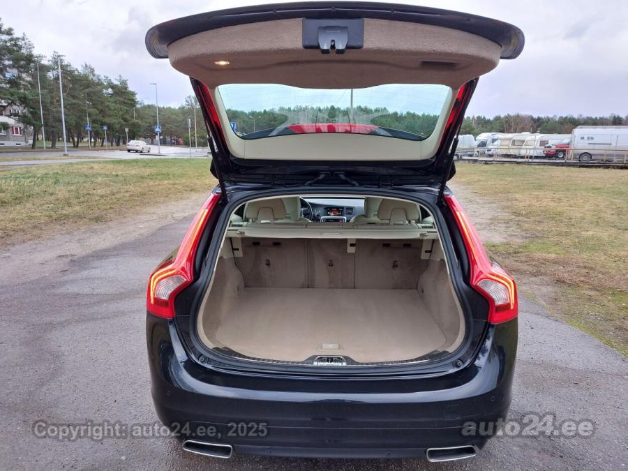 Melns Volvo V60 2015 Tallina, ar dzinēja tilpumu 2.00 L un nobraukumu 203 tūkst. km par 7990 €, foto 10 vietnē AUTOMOTO.COM.LV