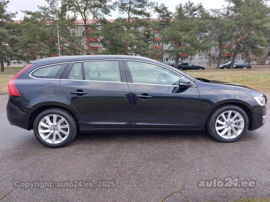 Melns Volvo V60 2015 Tallina, ar dzinēja tilpumu 2.00 L un nobraukumu 203 tūkst. km par 7990 €, foto 12 vietnē AUTOMOTO.COM.LV