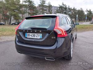 Melns Volvo V60 2015 Tallina, ar dzinēja tilpumu 2.00 L un nobraukumu 203 tūkst. km par 7990 €, foto 14 vietnē AUTOMOTO.COM.LV