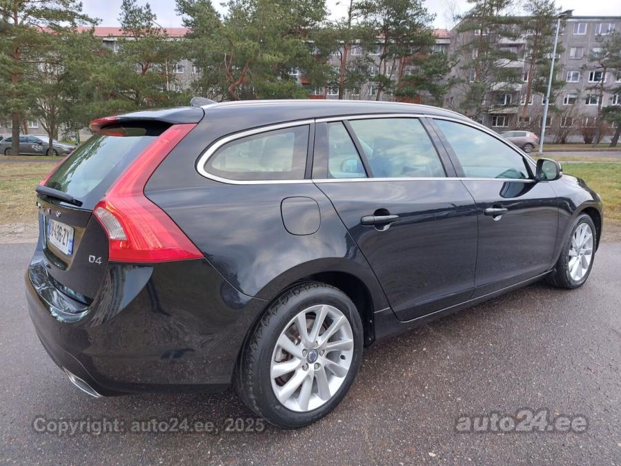Melns Volvo V60 2015 Tallina, ar dzinēja tilpumu 2.00 L un nobraukumu 203 tūkst. km par 7990 €, foto 16 vietnē AUTOMOTO.COM.LV