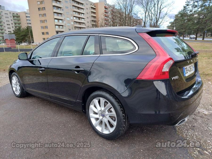 Melns Volvo V60 2015 Tallina, ar dzinēja tilpumu 2.00 L un nobraukumu 203 tūkst. km par 7990 €, foto 17 vietnē AUTOMOTO.COM.LV