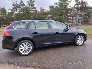 Melns Volvo V60 2015 Tallina, ar dzinēja tilpumu 2.00 L un nobraukumu 203 tūkst. km par 7990 €, foto 20 vietnē AUTOMOTO.COM.LV