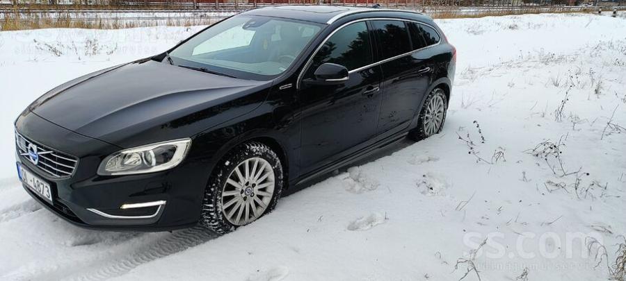 Black Volvo V60 2015 in Jelgava, with an engine capacity of 2.40 L and mileage of 207 thousand km for 8950 €, photo 2 on AUTOMOTO.COM.LV