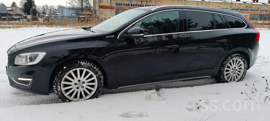 Black Volvo V60 2015 in Jelgava, with an engine capacity of 2.40 L and mileage of 207 thousand km for 8950 €, photo 3 on AUTOMOTO.COM.LV