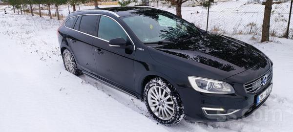 Black Volvo V60 2015 in Jelgava, with an engine capacity of 2.40 L and mileage of 207 thousand km for 8950 €, photo 4 on AUTOMOTO.COM.LV