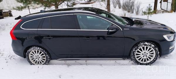 Black Volvo V60 2015 in Jelgava, with an engine capacity of 2.40 L and mileage of 207 thousand km for 8950 €, photo 5 on AUTOMOTO.COM.LV