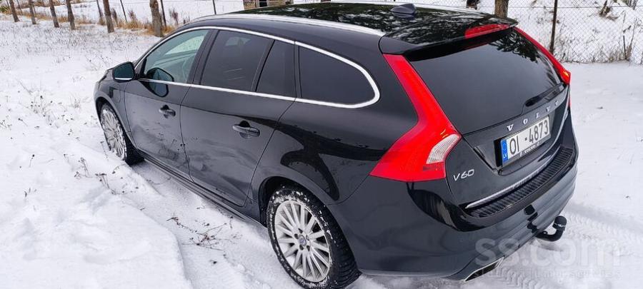 Black Volvo V60 2015 in Jelgava, with an engine capacity of 2.40 L and mileage of 207 thousand km for 8950 €, photo 8 on AUTOMOTO.COM.LV