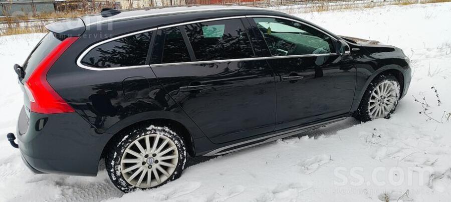 Black Volvo V60 2015 in Jelgava, with an engine capacity of 2.40 L and mileage of 207 thousand km for 8950 €, photo 10 on AUTOMOTO.COM.LV