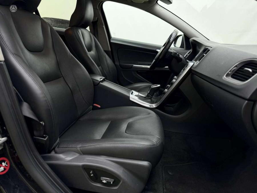 Black Volvo V60 2015 in Vilnius, with an engine capacity of 1.97 L and mileage of 176 thousand km for 9950 €, photo 13 on AUTOMOTO.COM.LV
