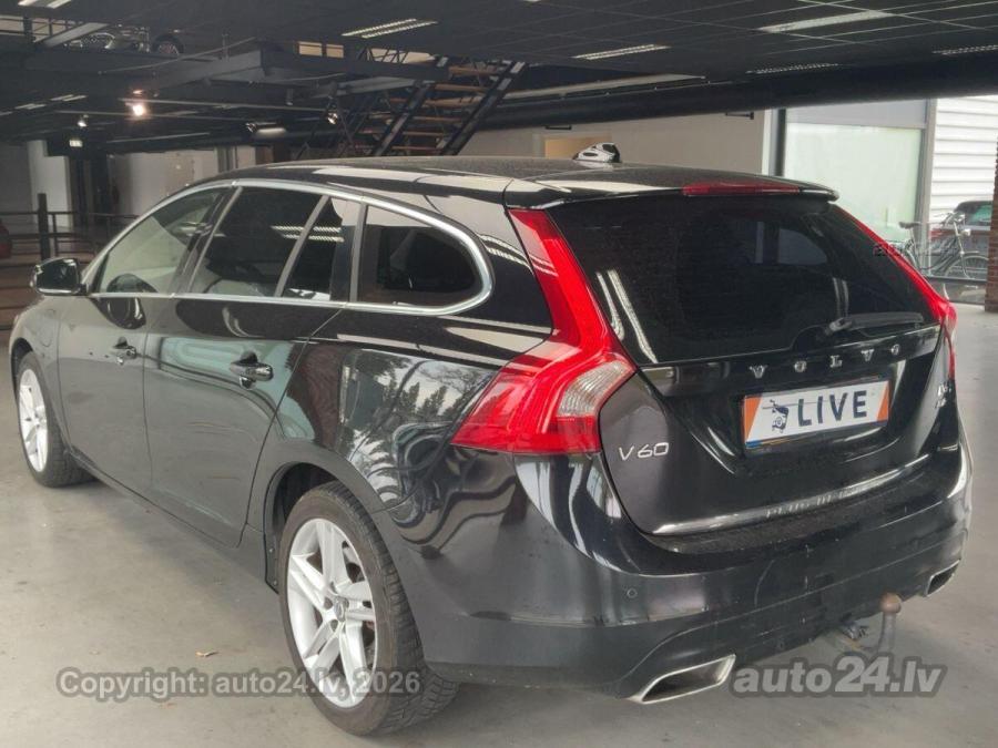 Melns Volvo V60 2015 Tallina, ar dzinēja tilpumu 2.40 L un nobraukumu 237 tūkst. km par 9900 €, foto 4 vietnē AUTOMOTO.COM.LV