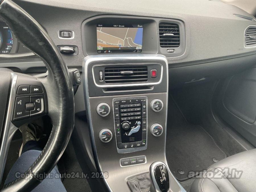 Melns Volvo V60 2015 Tallina, ar dzinēja tilpumu 2.40 L un nobraukumu 237 tūkst. km par 9900 €, foto 5 vietnē AUTOMOTO.COM.LV