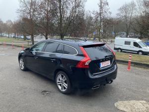 Melns Volvo V60 2015 Viļņa, ar dzinēja tilpumu 2.40 L un nobraukumu 352 tūkst. km par 6250 €, foto 2 vietnē AUTOMOTO.COM.LV